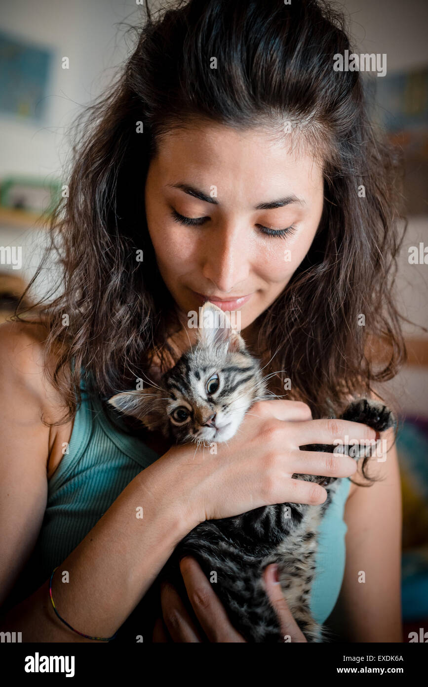 woman hugging cat at home Stock Photo - Alamy