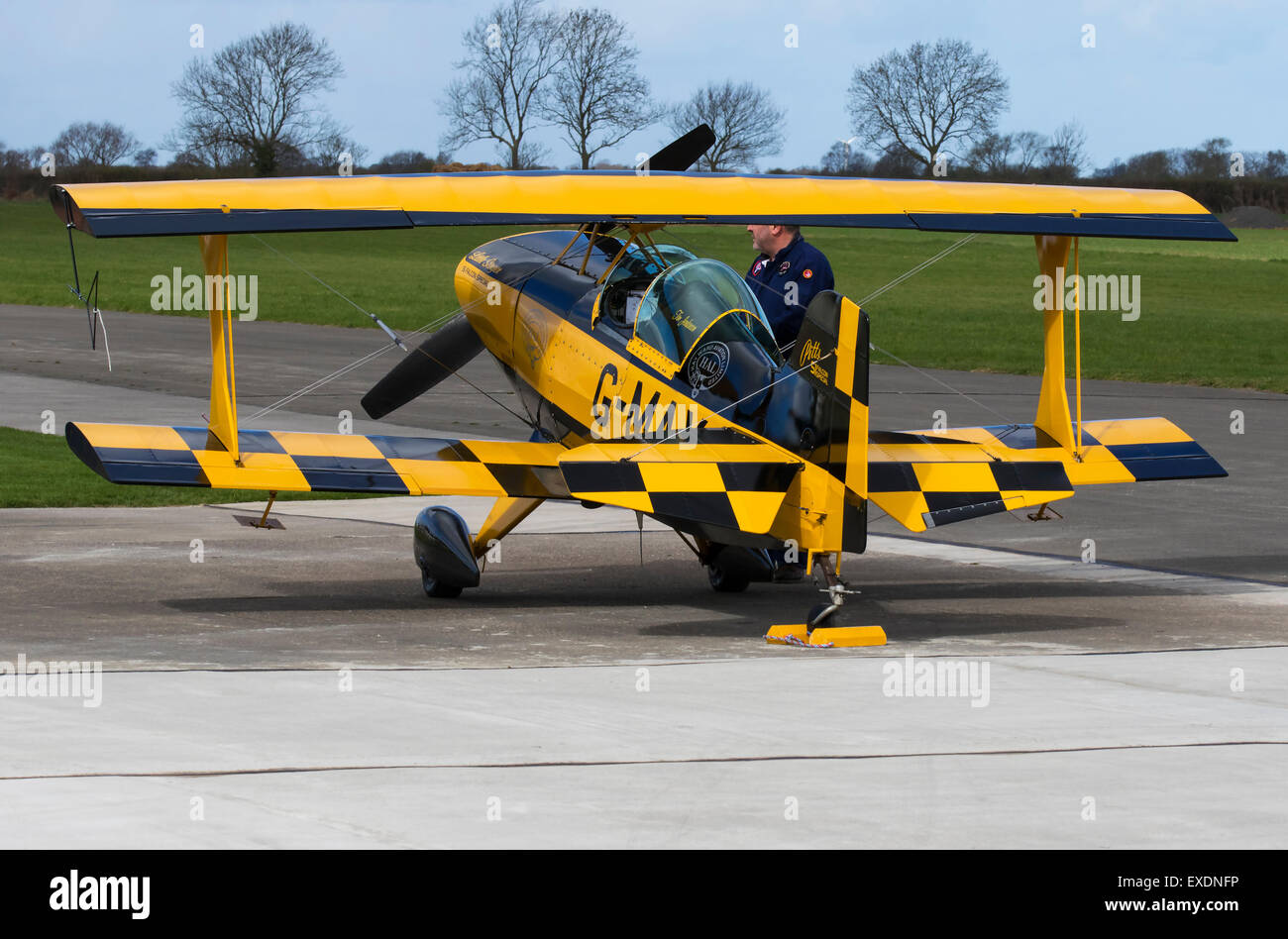 Pilot standing on aircraft hi-res stock photography and images - Alamy