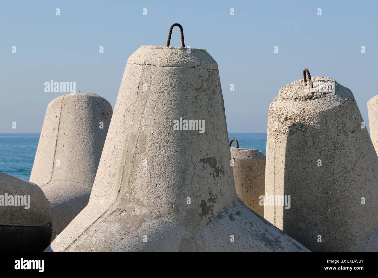 Pile breakwater, with the same shape, in defense of the land or beach ...