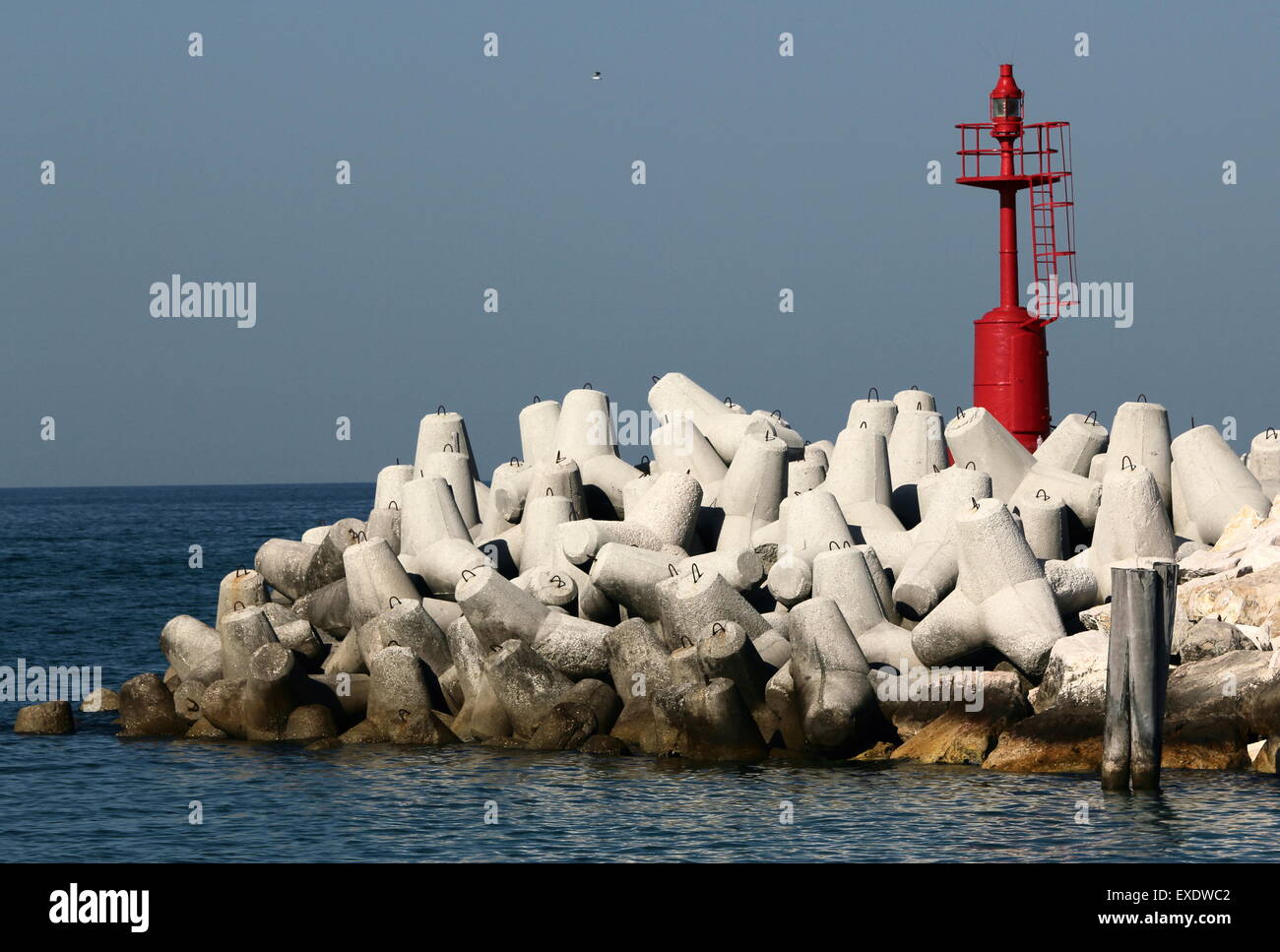 Pile breakwater, with the same shape, in defense of the land or beach ...