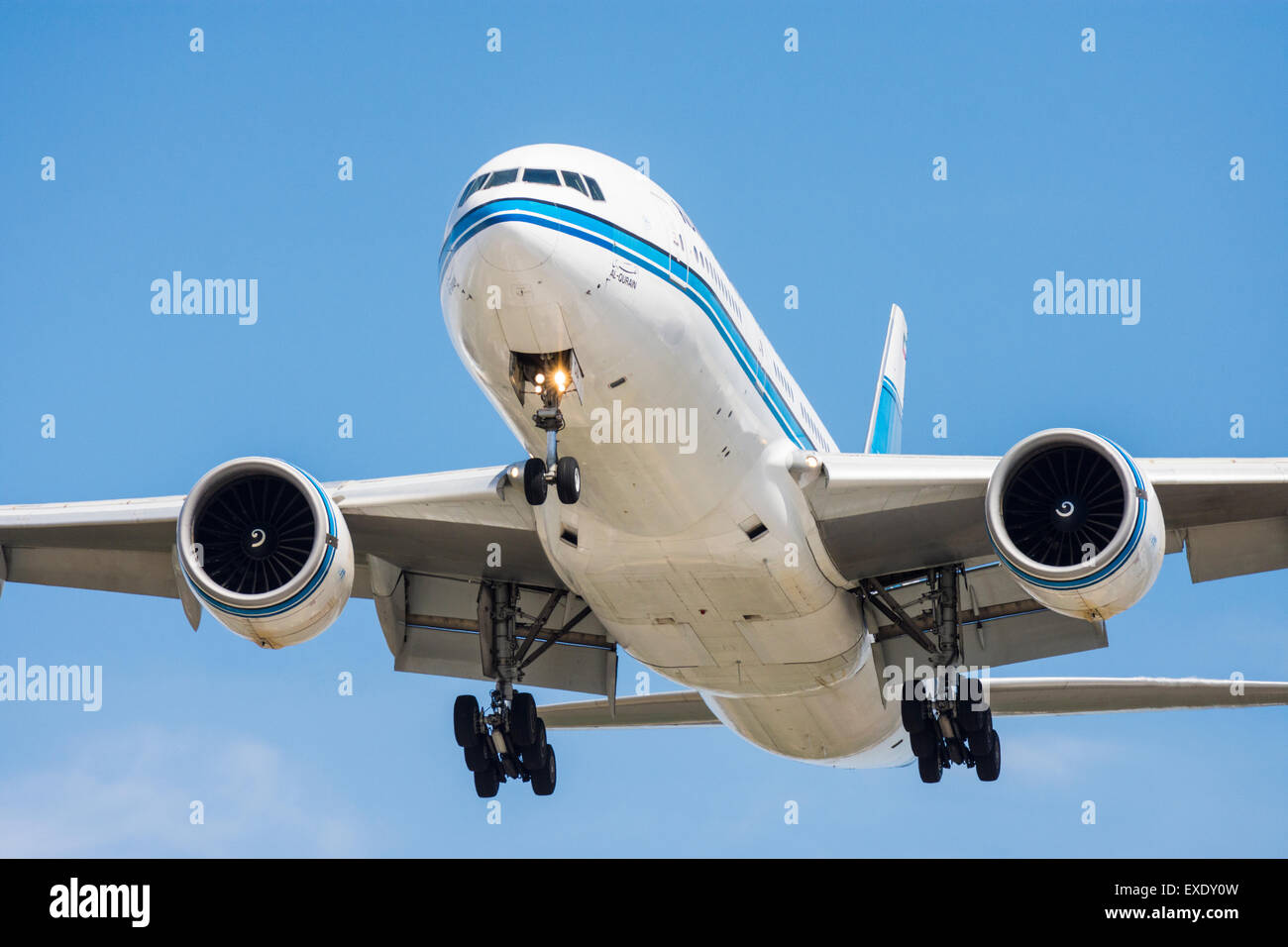 Front view of a Kuwait Airways Boeing 777 as it comes in to land at ...