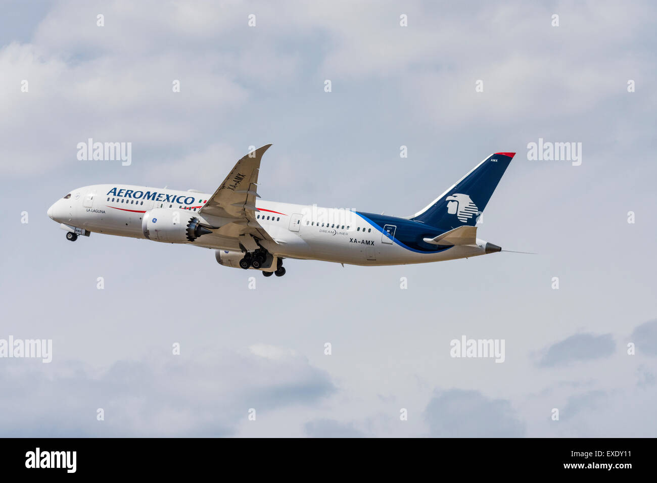 Side view boeing 787 jet hi-res stock photography and images - Alamy