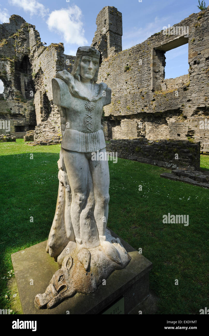 Richard III Statue at Middleham Castle Stock Photo - Alamy