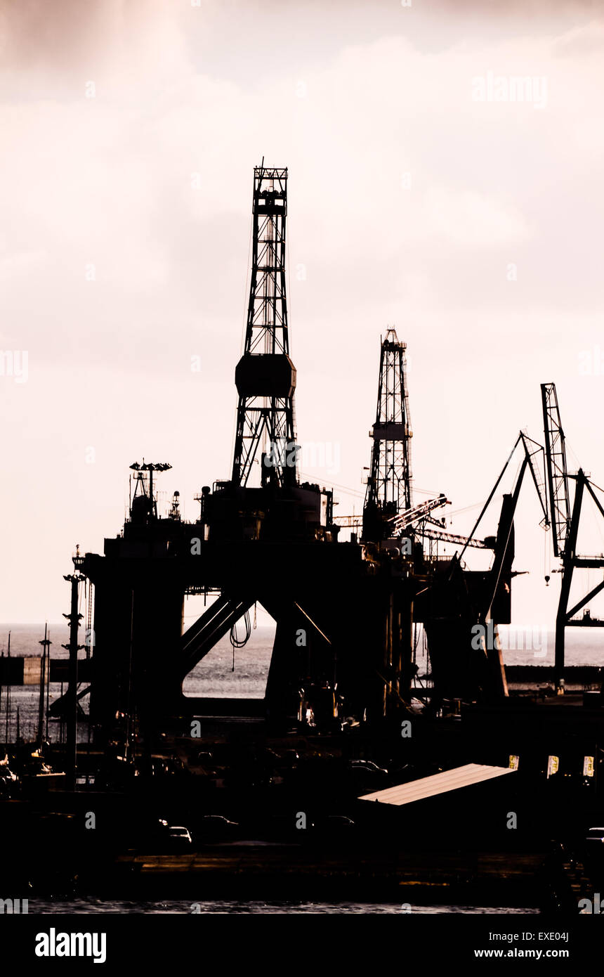 Oil Drilling Rig Silhouette Stock Photo - Alamy