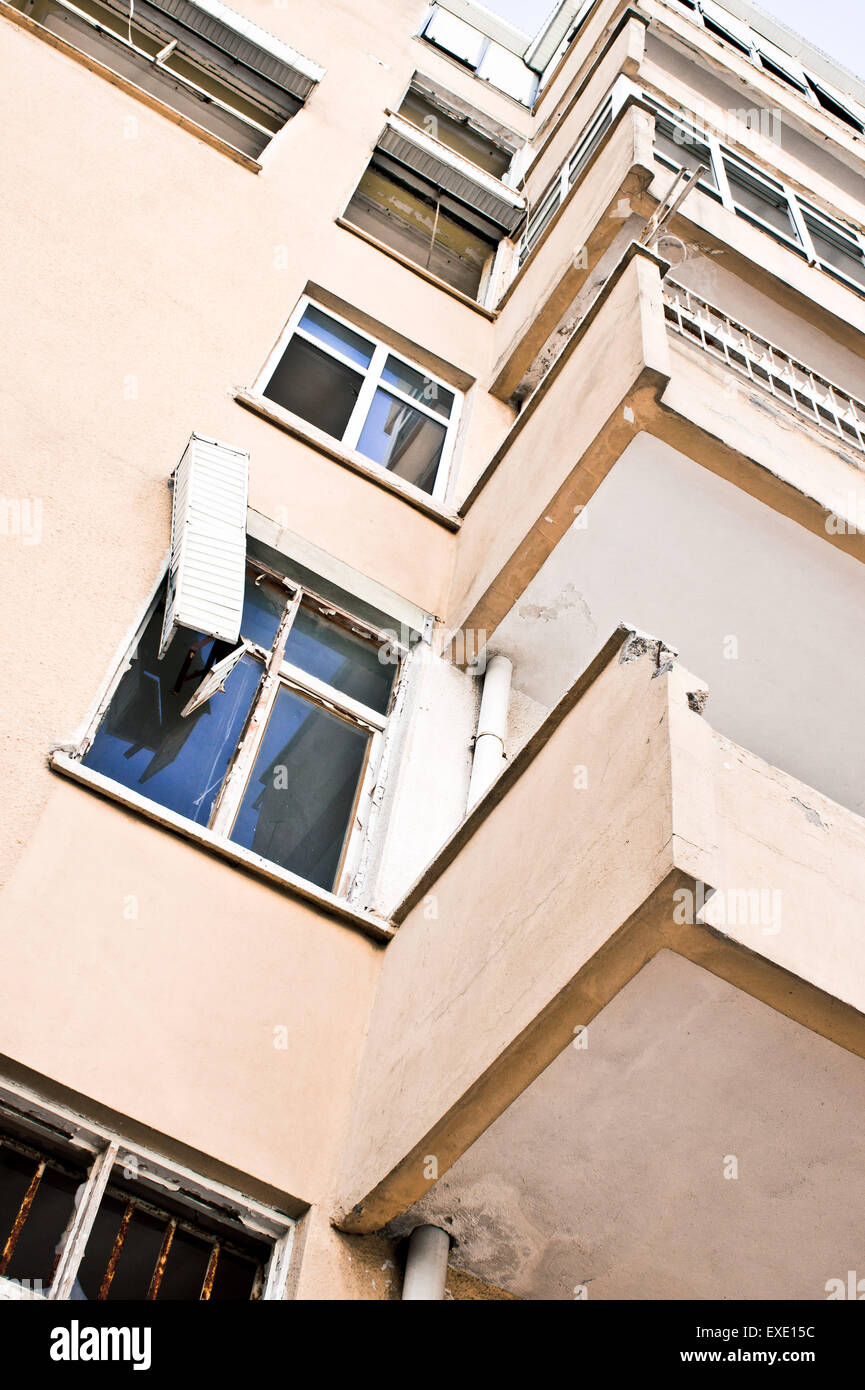 Rundown apartment building hi-res stock photography and images - Alamy