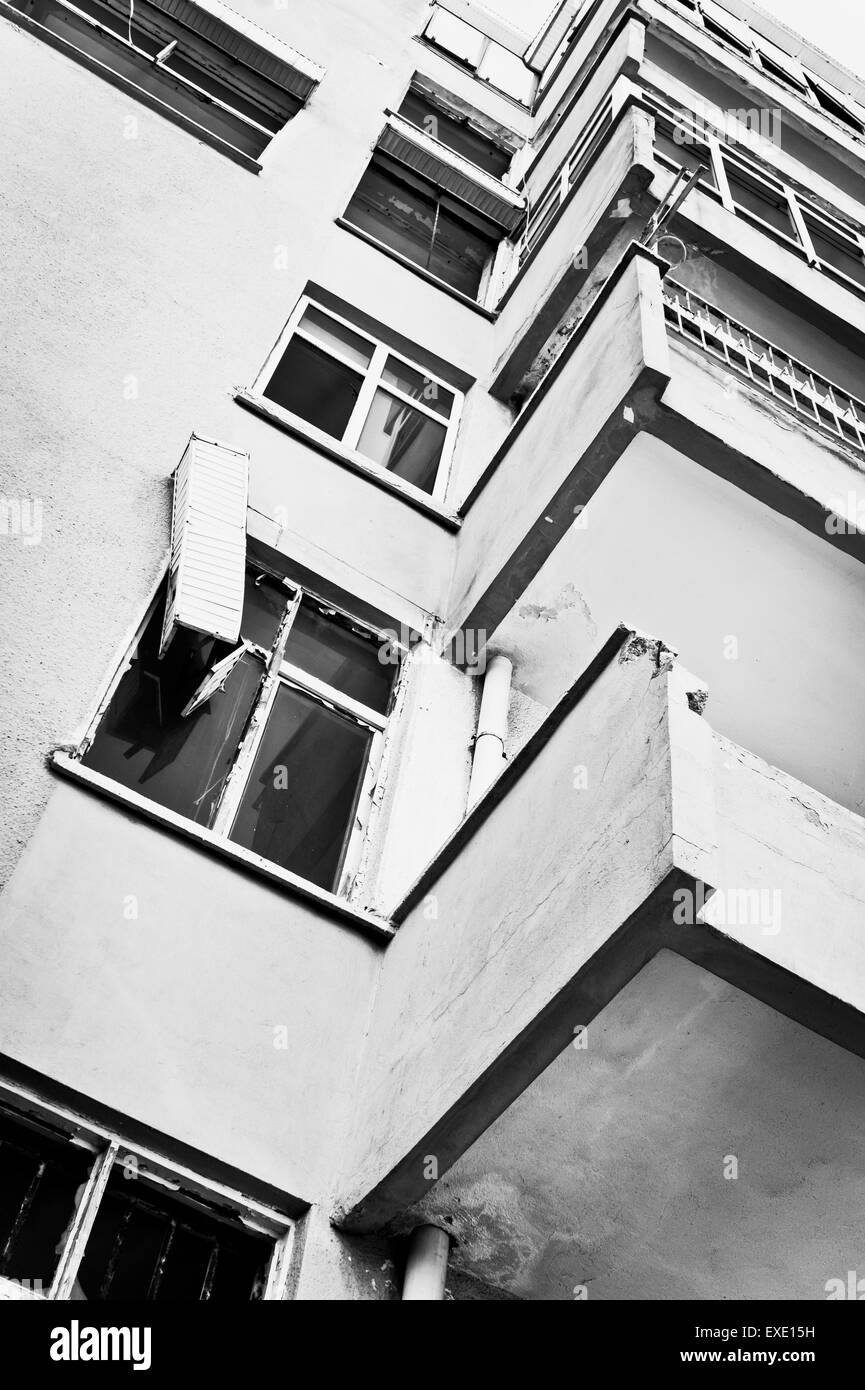 Rundown apartment building hi-res stock photography and images - Alamy