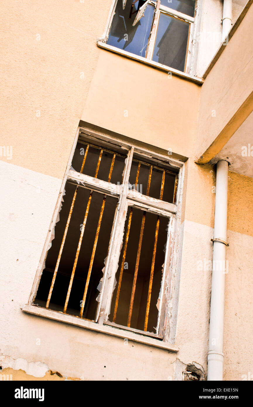Derelict house smashed windows hi-res stock photography and images - Alamy