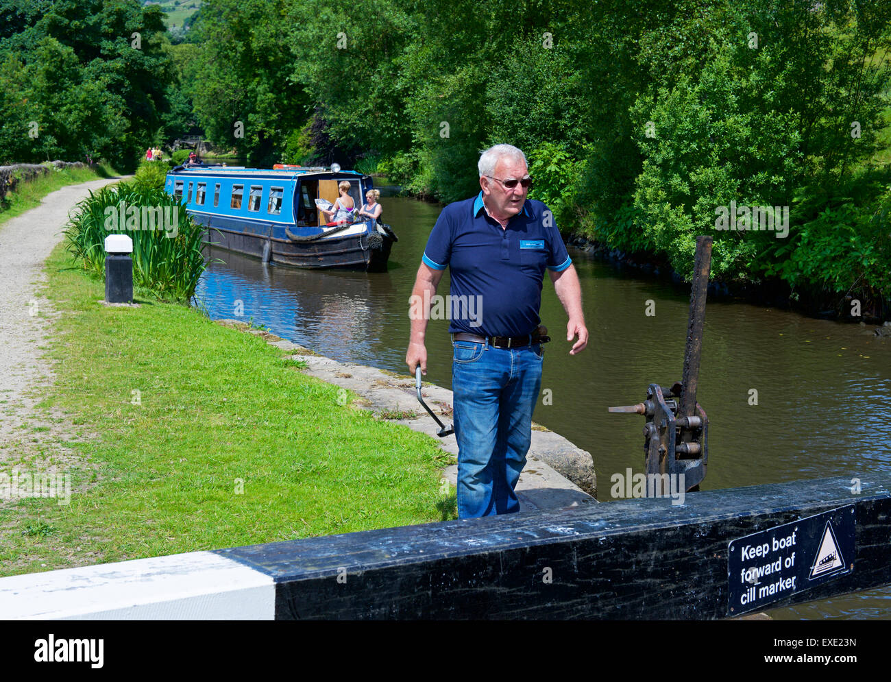 Narrowboat approaching bridge hi-res stock photography and images - Alamy