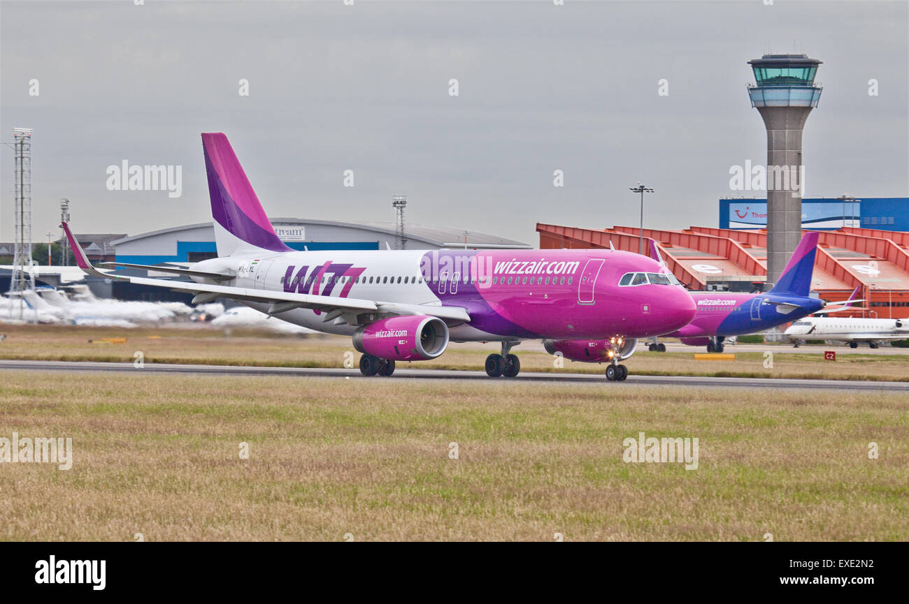 Wizz Air Airbus a320 HA-LYL taking of from London-Luton Airport LTN ...