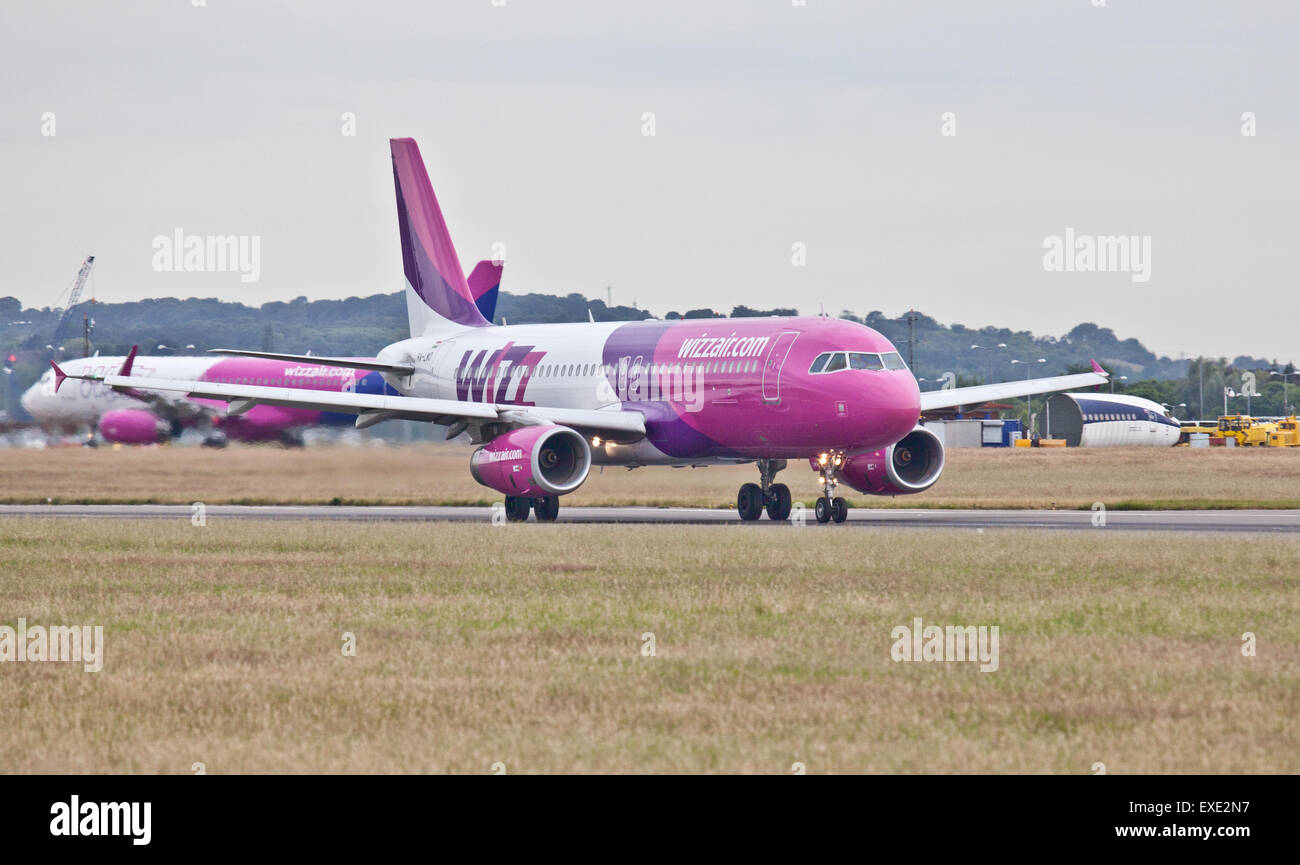 Wizz Air Airbus a320 HA-LYL taking of from London-Luton Airport LTN ...