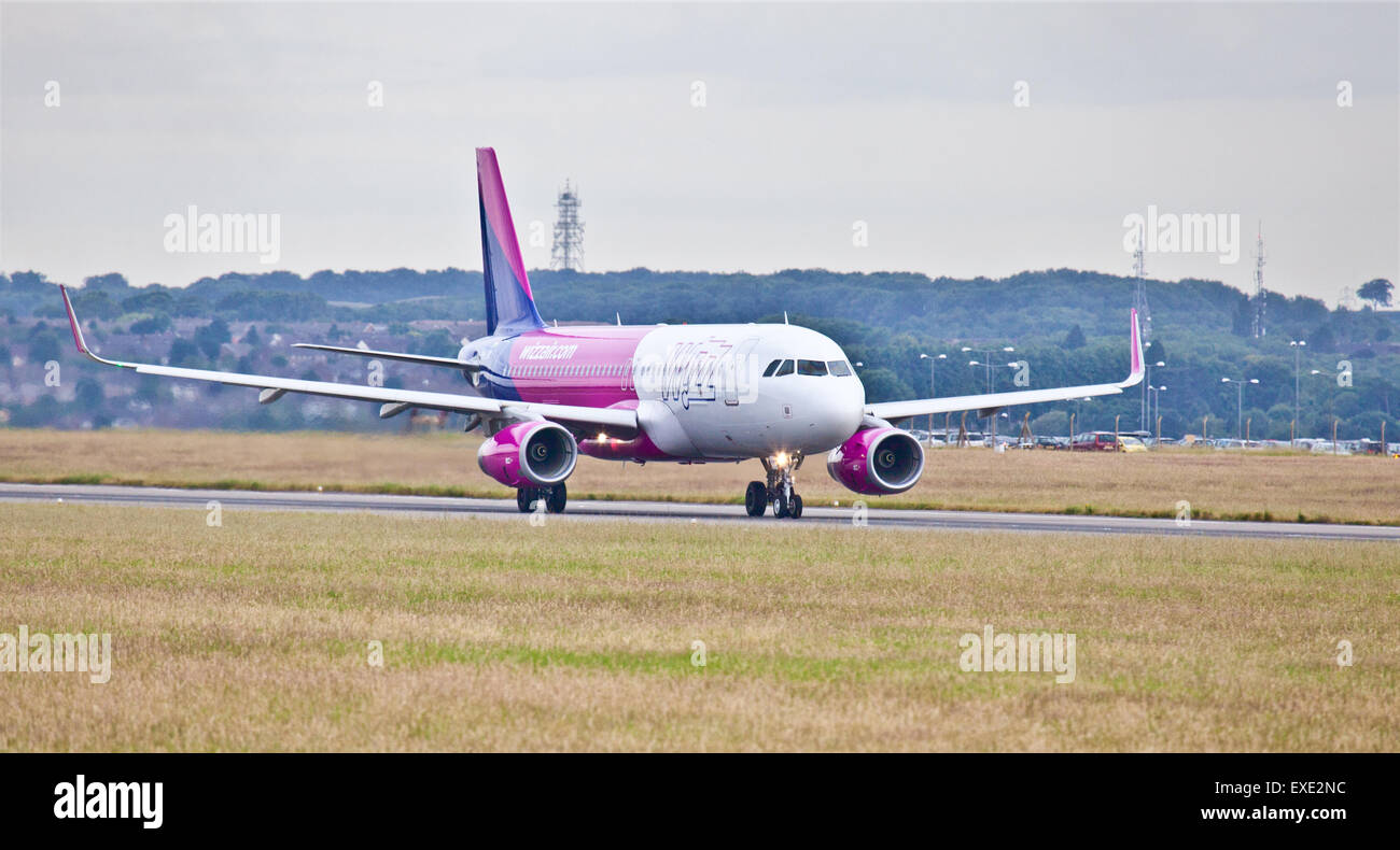 Wizzair a320 taking off hi-res stock photography and images - Alamy