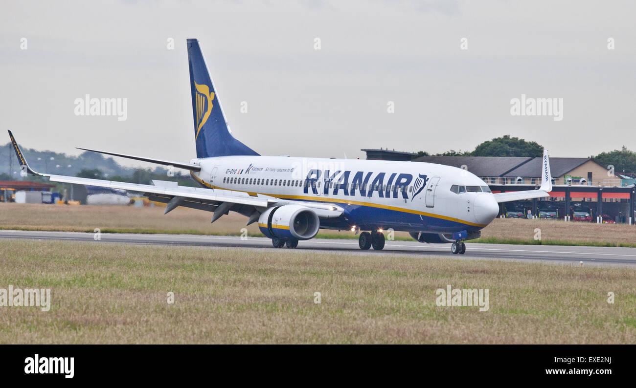 Ryanair Boeing 737 EI-DYO landing at London-Luton Airport LTN Stock ...