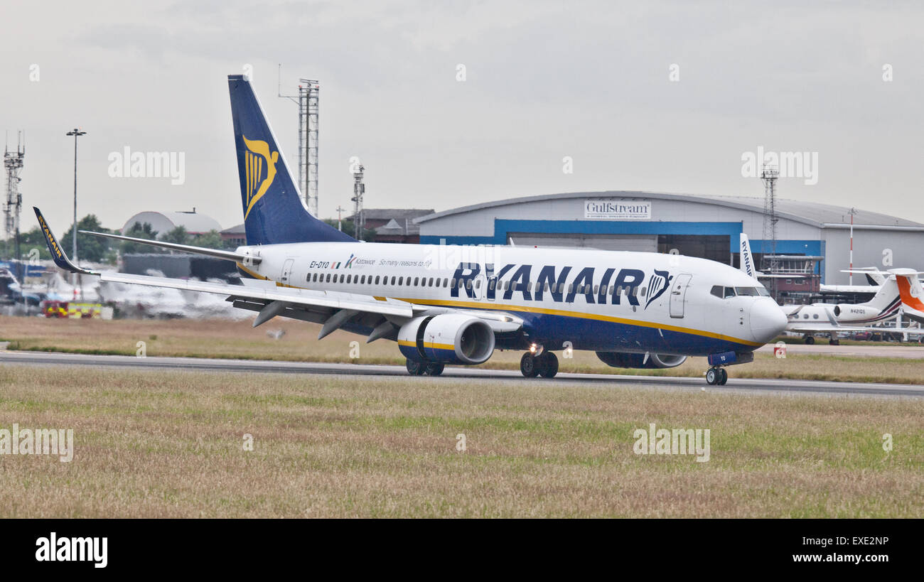 Ryanair Boeing 737 EI-DYO landing at London-Luton Airport LTN Stock ...