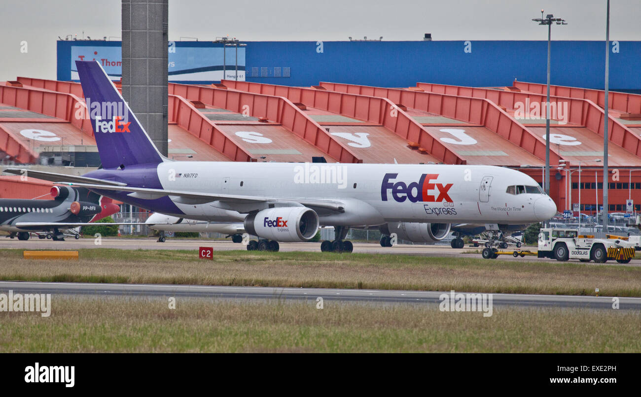 Fedex boeing 757 freighter hi-res stock photography and images - Alamy