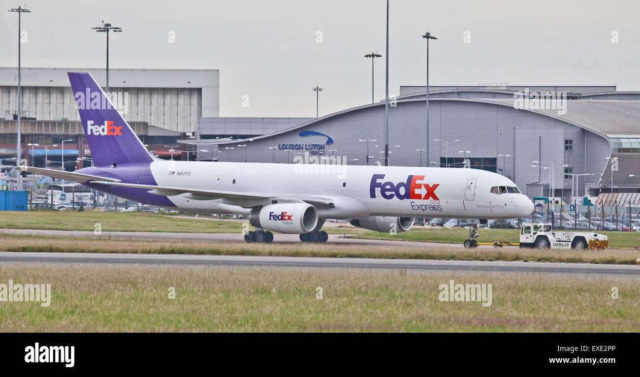 Fedex boeing 757 freighter hi-res stock photography and images - Alamy