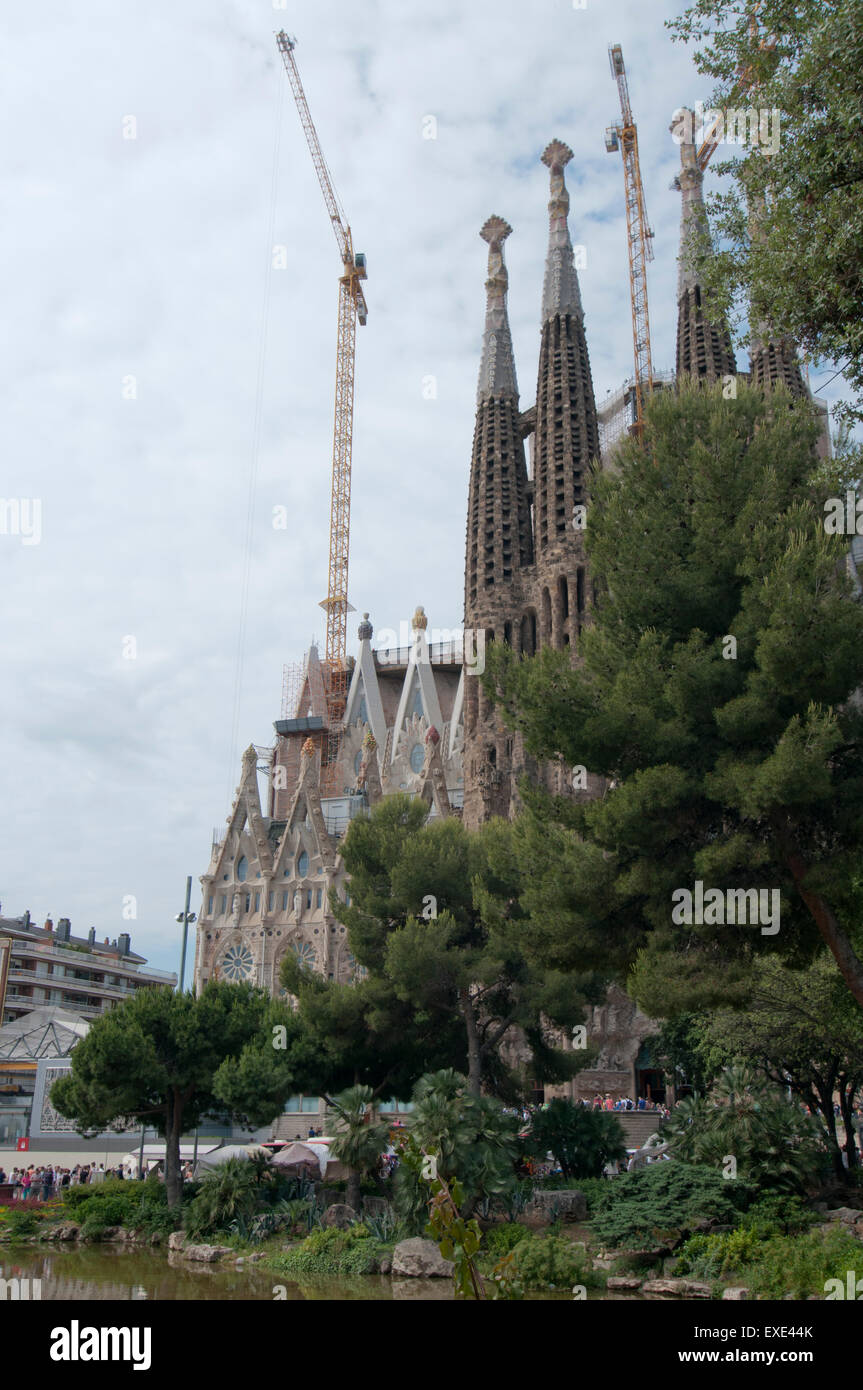 Looking across Placa de Gaudi gardens towards La Sagrada Familia Stock ...