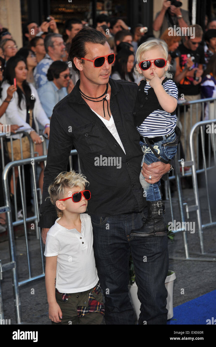 LOS ANGELES, CA - JANUARY 23, 2011: Gavin Rossdale & children at the ...
