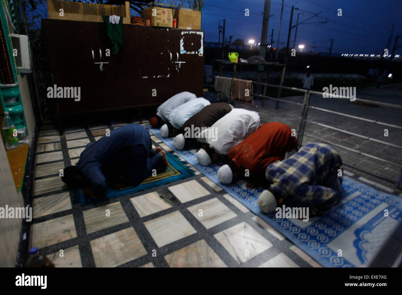 Muslims offering prayers during the holy month of Ramadan at Allahabad ...