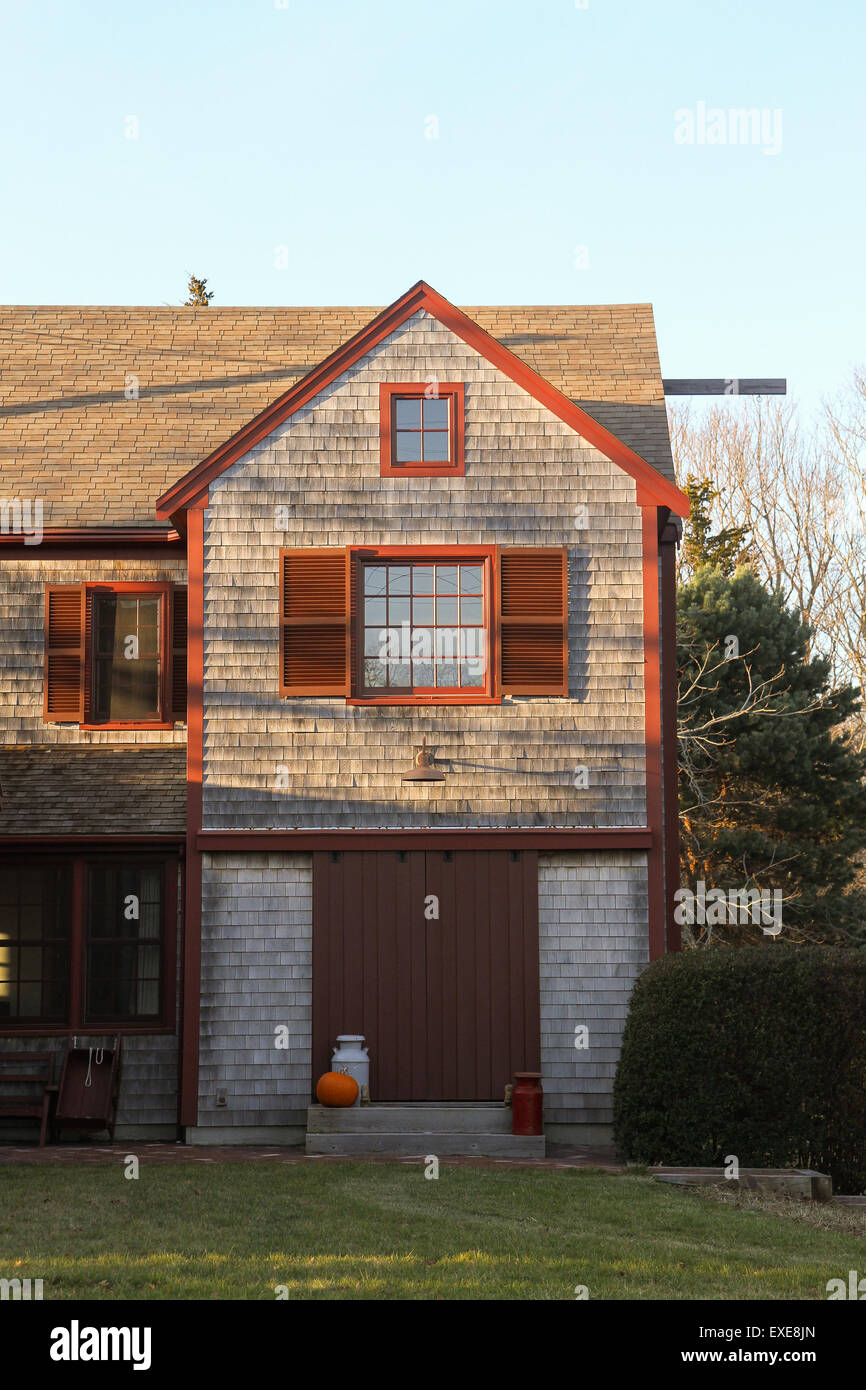 Cape cod shingled house hi-res stock photography and images - Alamy