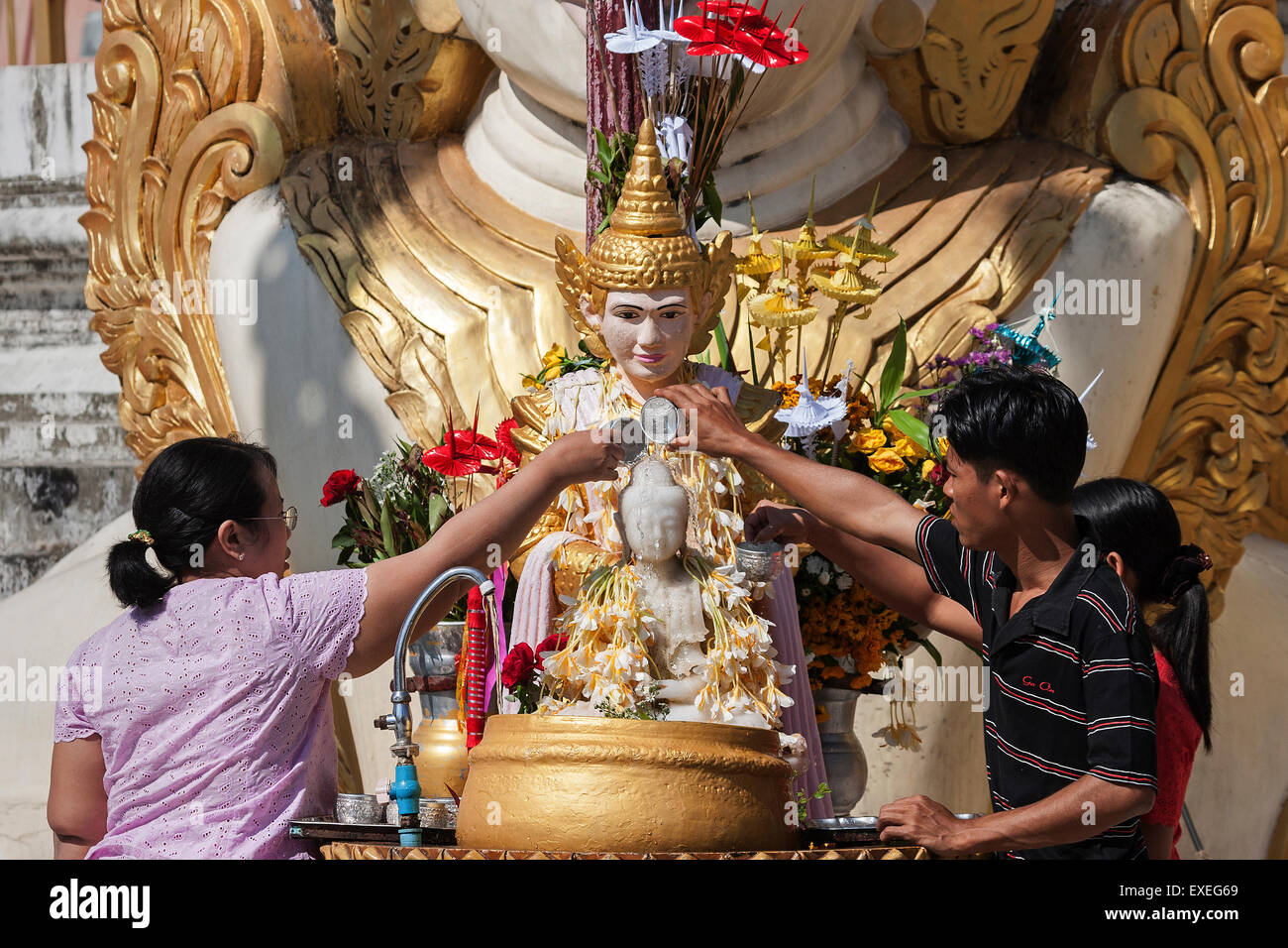 Paying homage to the buddha hi-res stock photography and images - Alamy