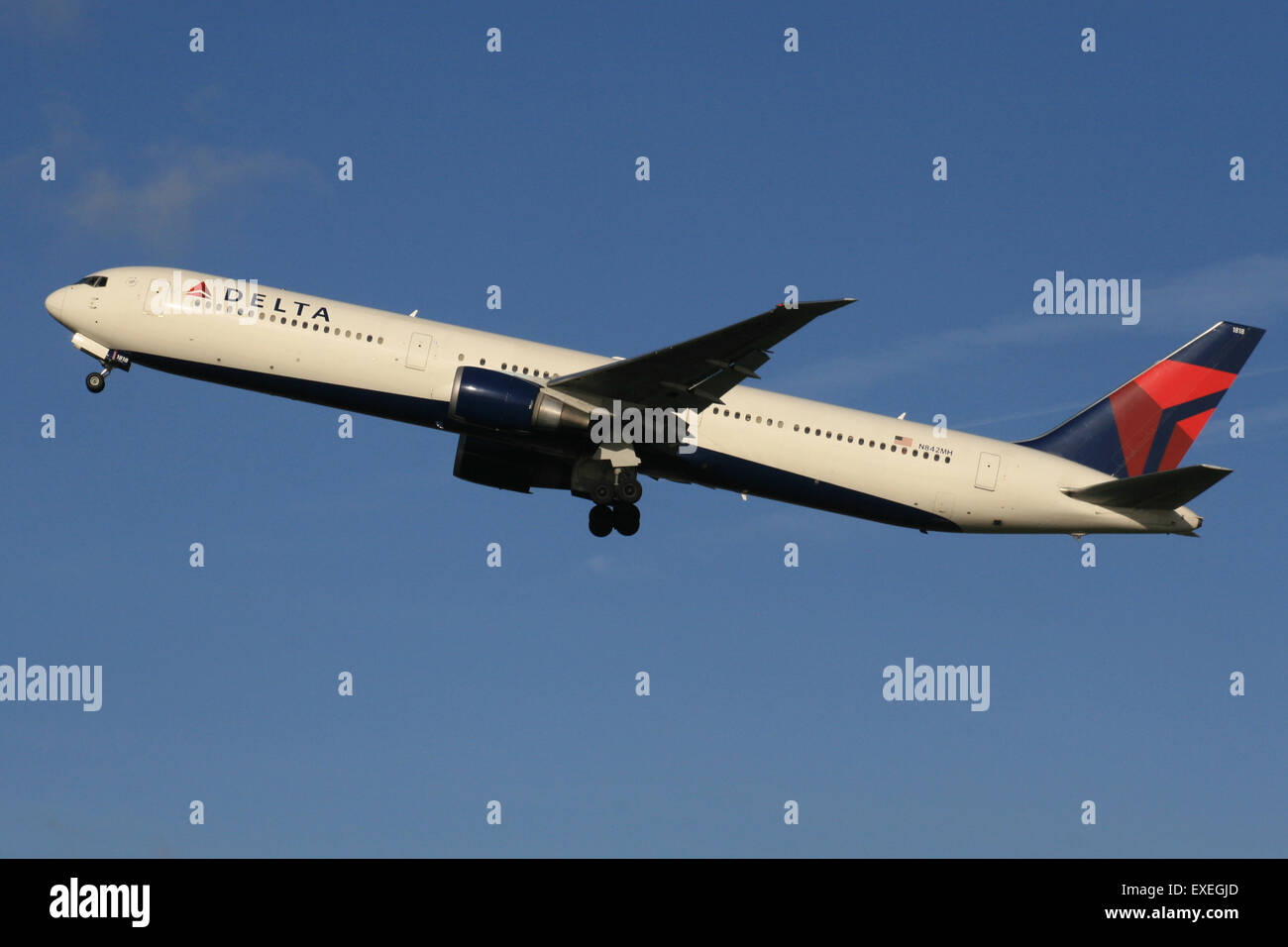 DELTA 767 400 TAKE OFF Stock Photo - Alamy