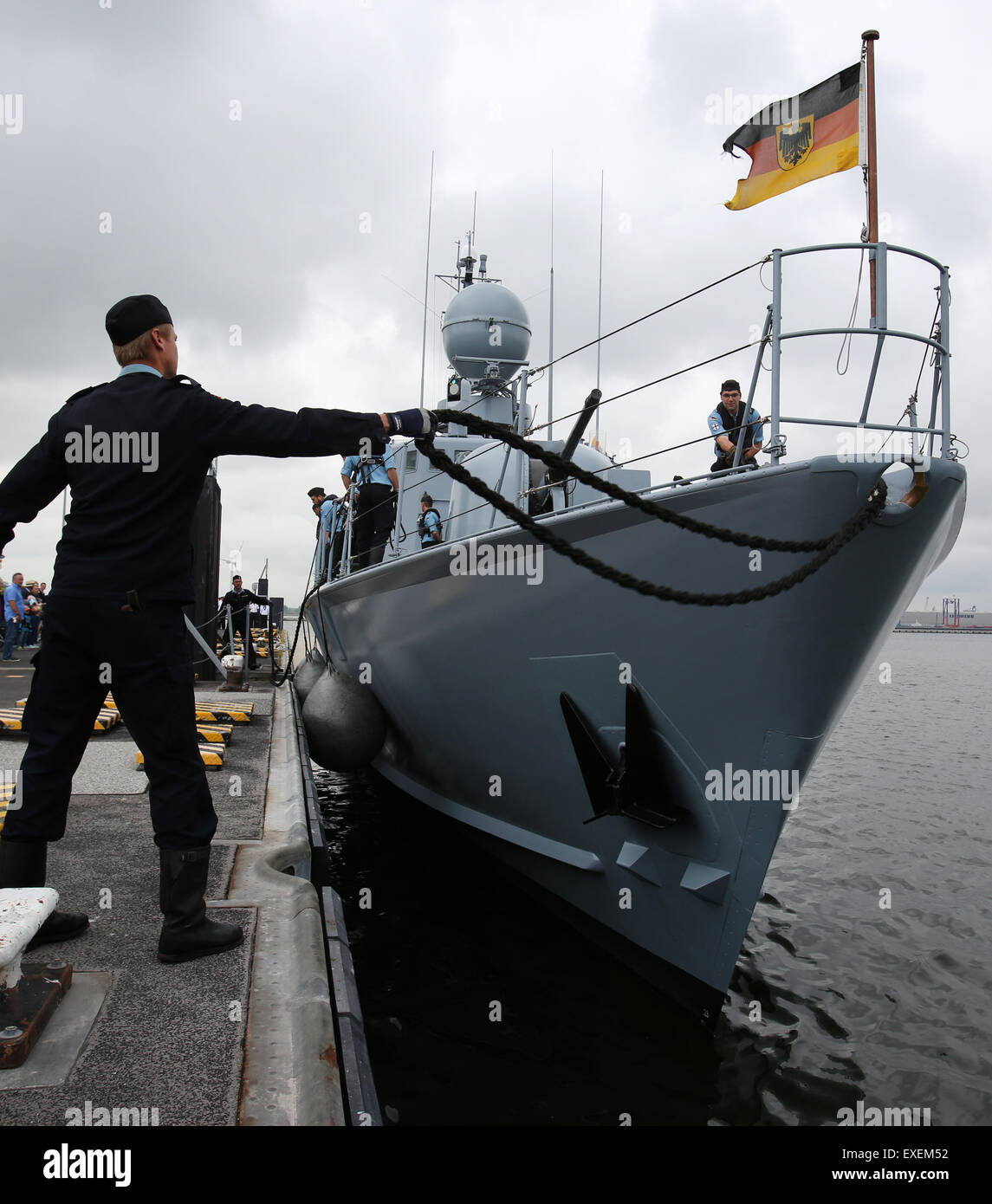 The speed boat 'Hyaene' (Hyena) leaves the the naval base Rostock-Hoch ...