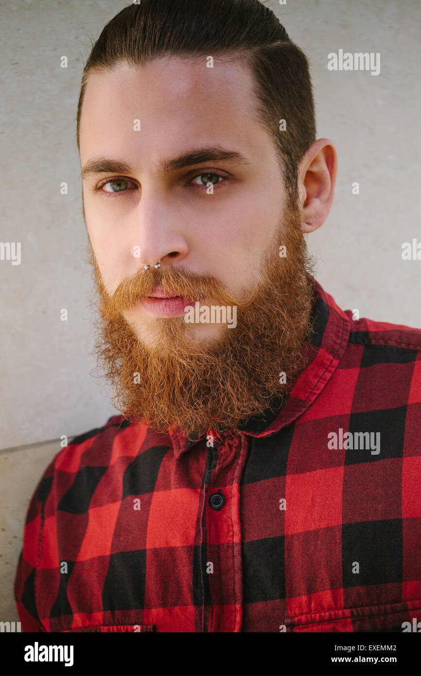 Bearded hipster in the city Stock Photo - Alamy