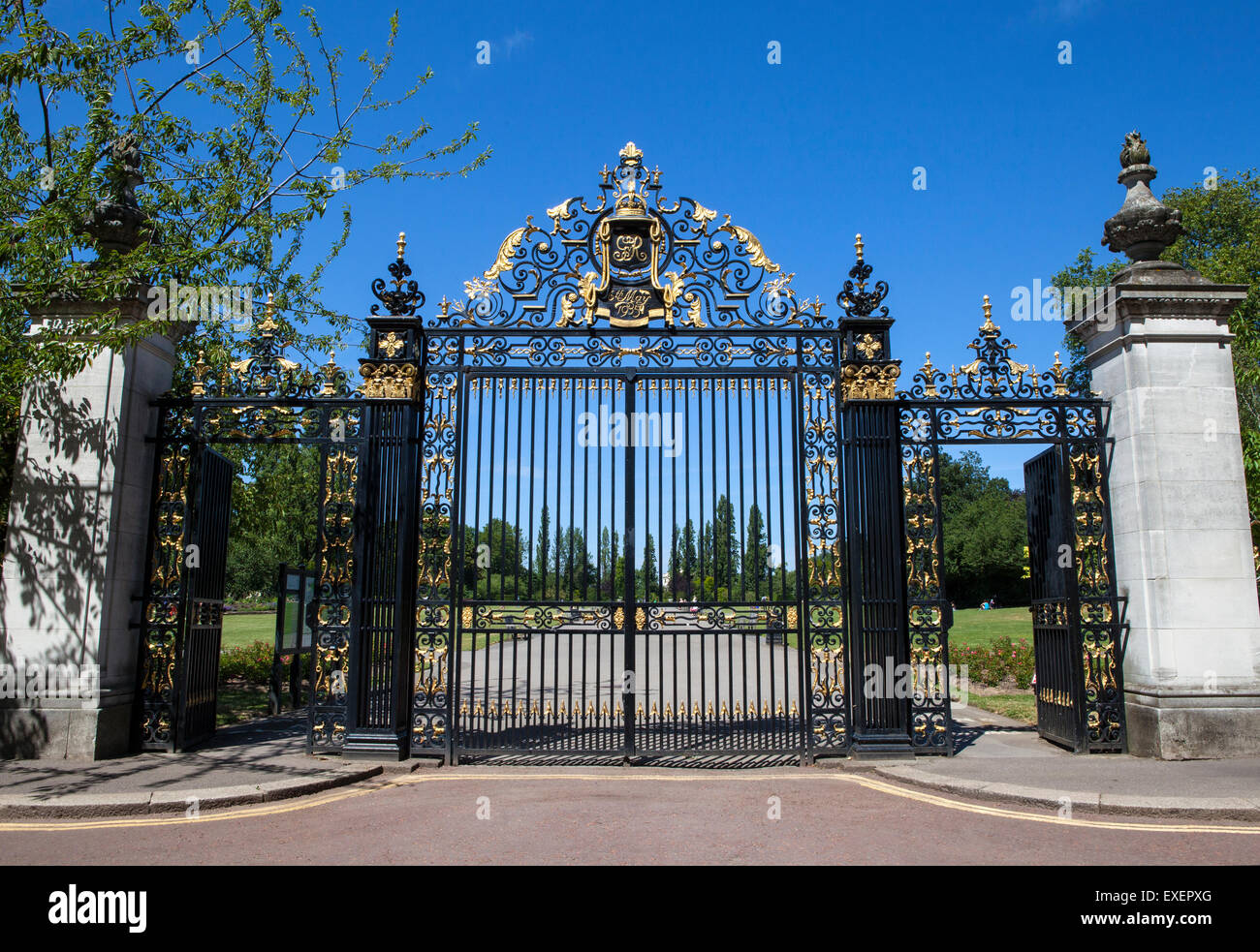 Queen mary's garden regent's park gates hi-res stock photography and ...