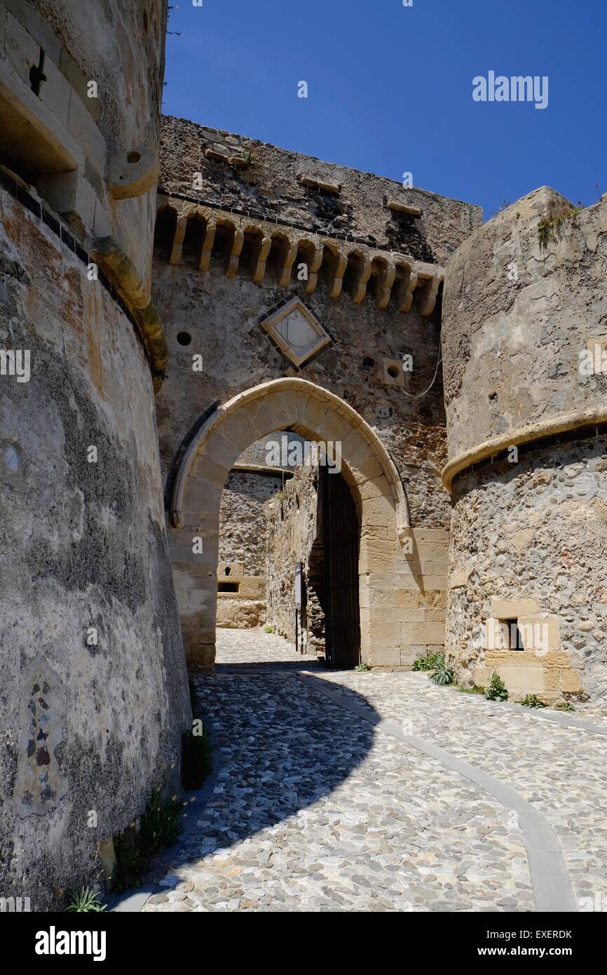 The Aragonese Gate: Arched approaches to the ancient fortifications of ...