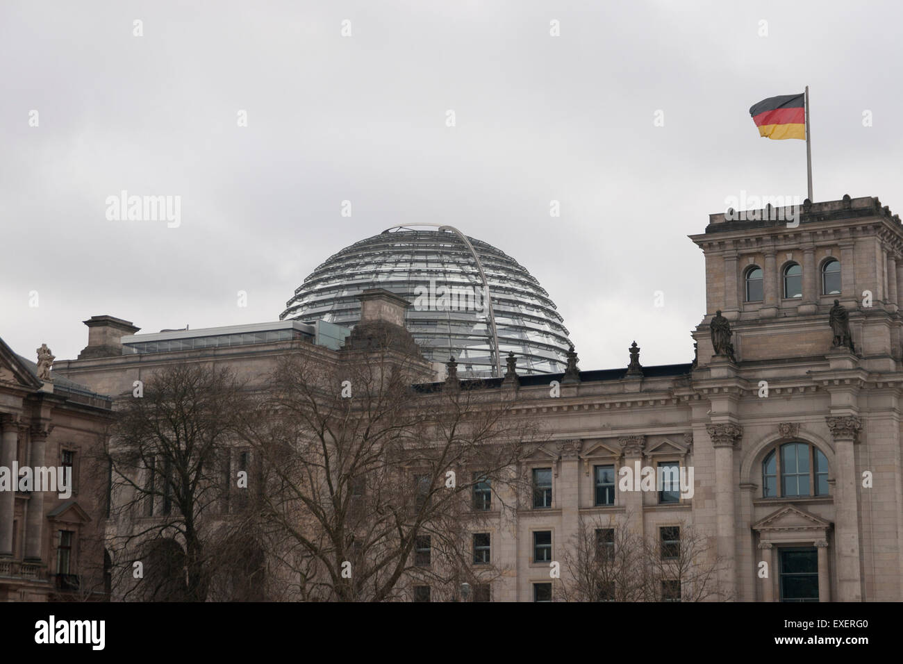 Deutsche flagge reichstag hi-res stock photography and images - Alamy