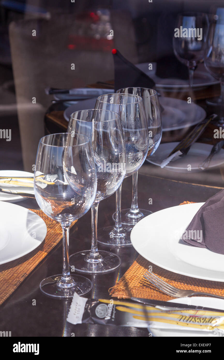 Restaurant tables hi-res stock photography and images - Alamy