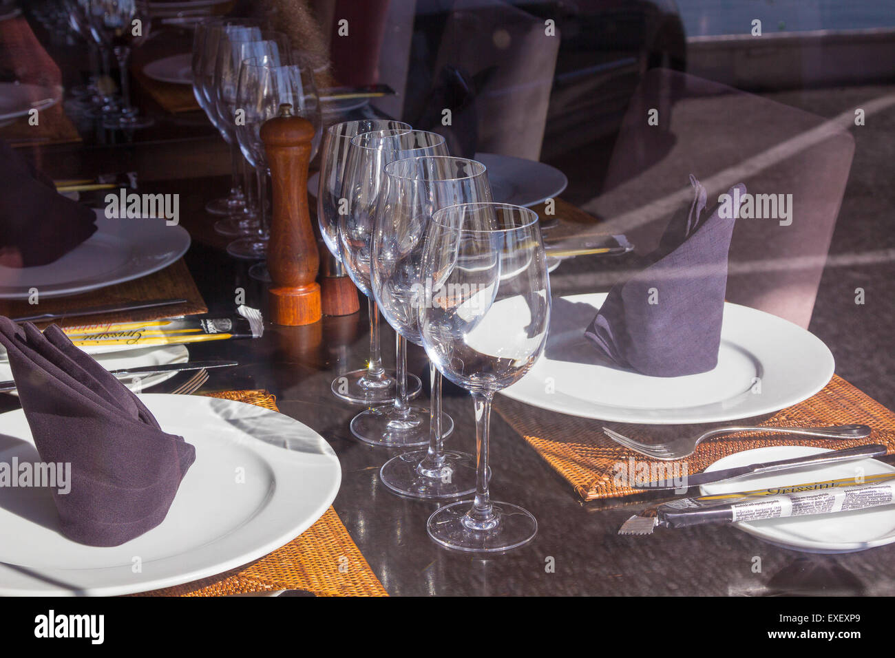 Restaurant tables hi-res stock photography and images - Alamy