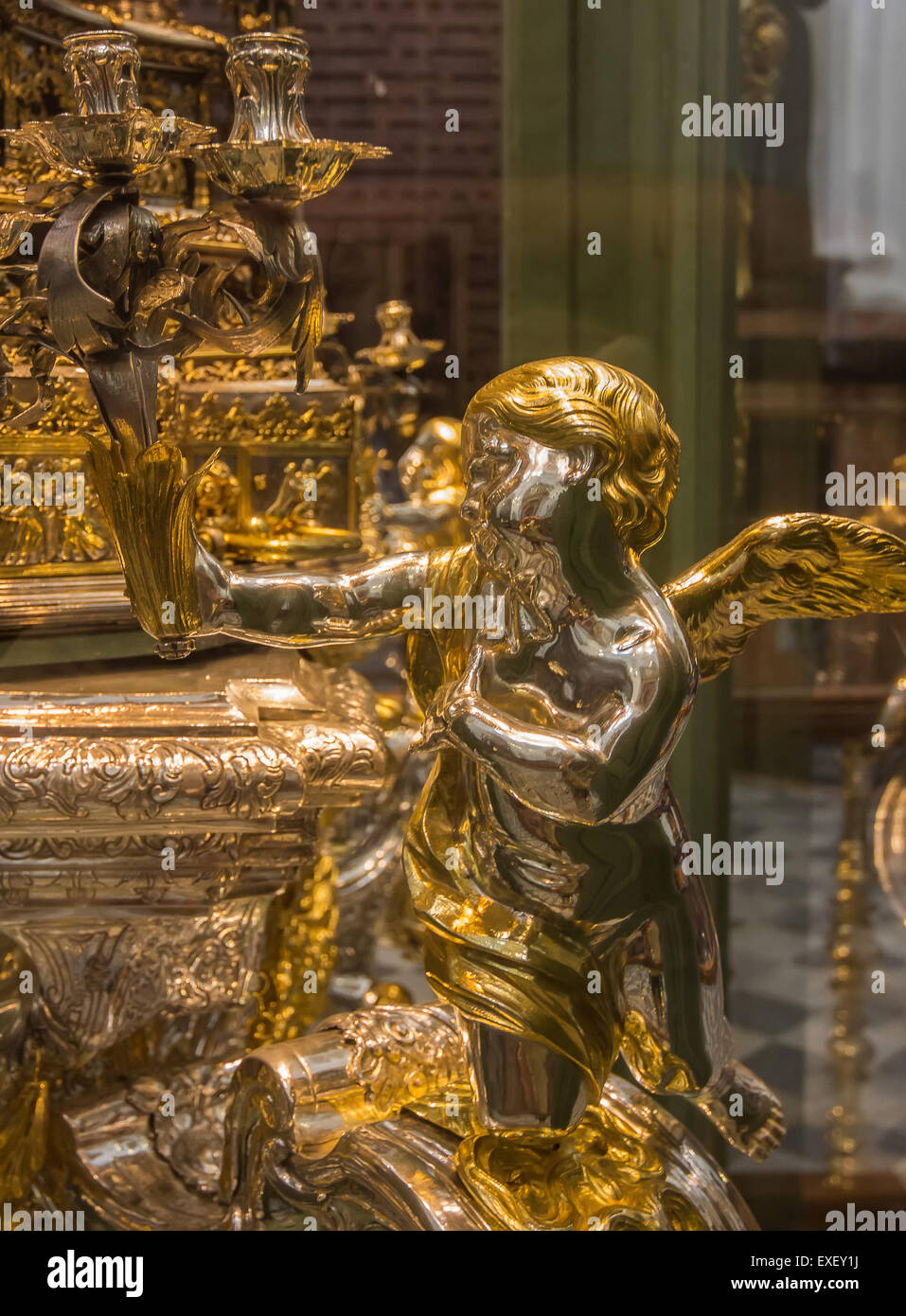 Gold statue hi-res stock photography and images - Alamy
