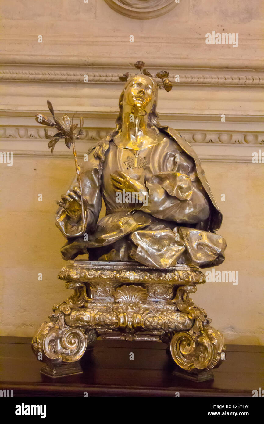 White virgin mary figure hi-res stock photography and images - Alamy