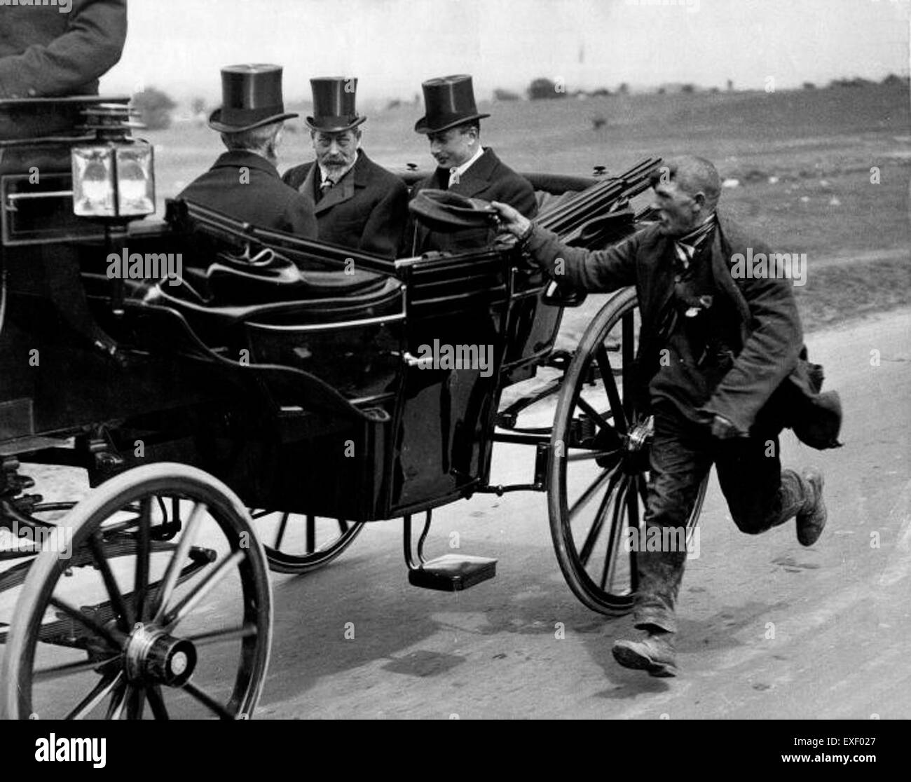 Bedelaar naast koets koning George V King George V Stock Photo - Alamy