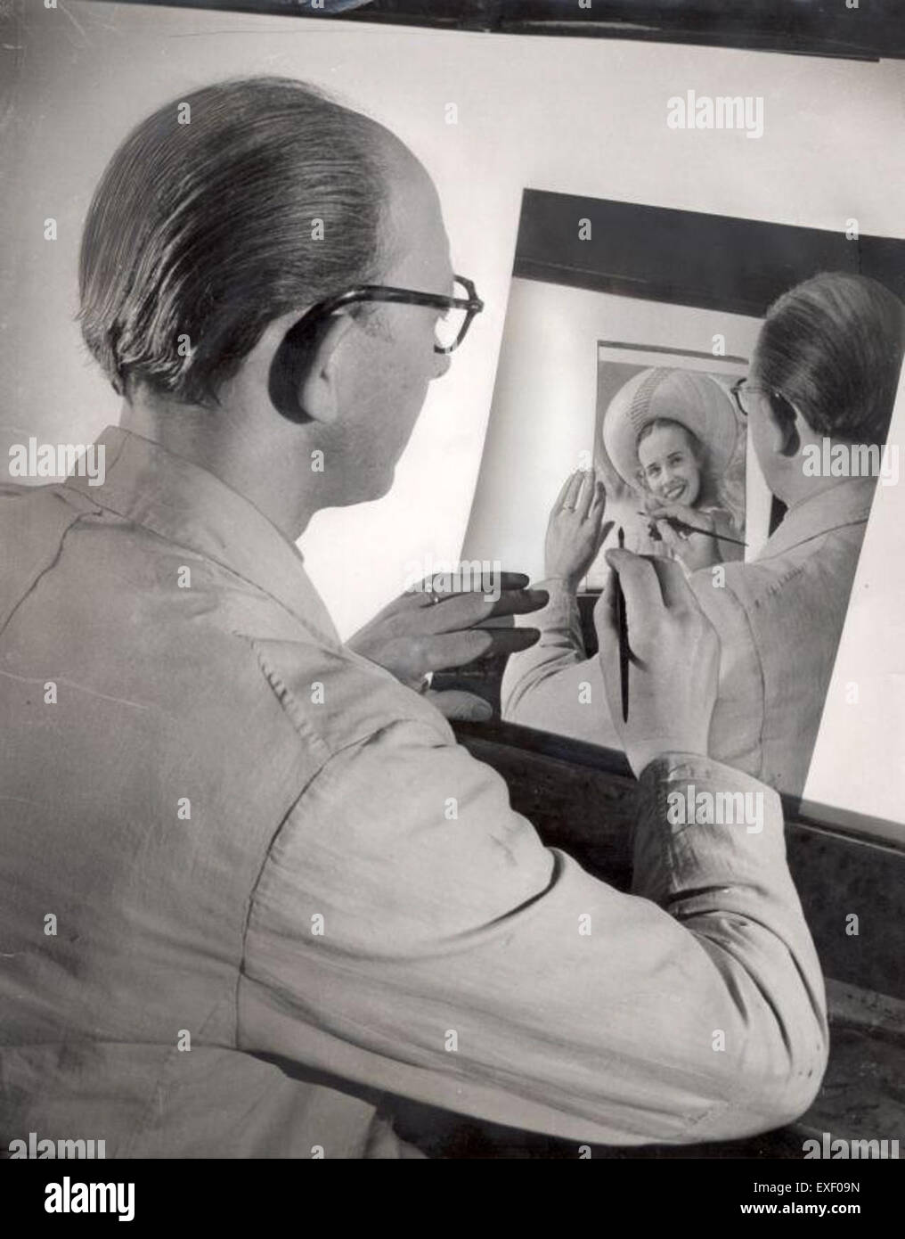 'Retoucheur aan het werk' is a depiction of an artist working on ...