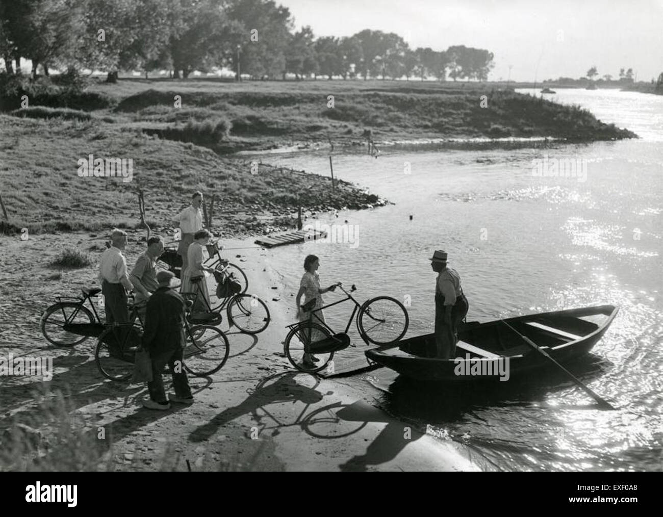 Rowing boat ferry service hi-res stock photography and images - Alamy