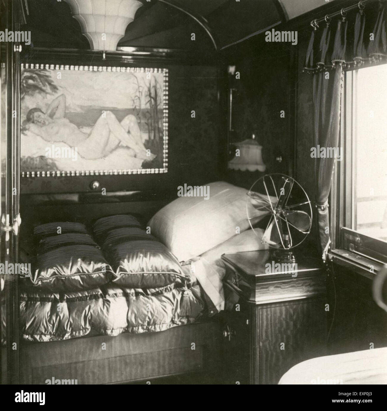 Vintage train carriage interior hi-res stock photography and images - Alamy