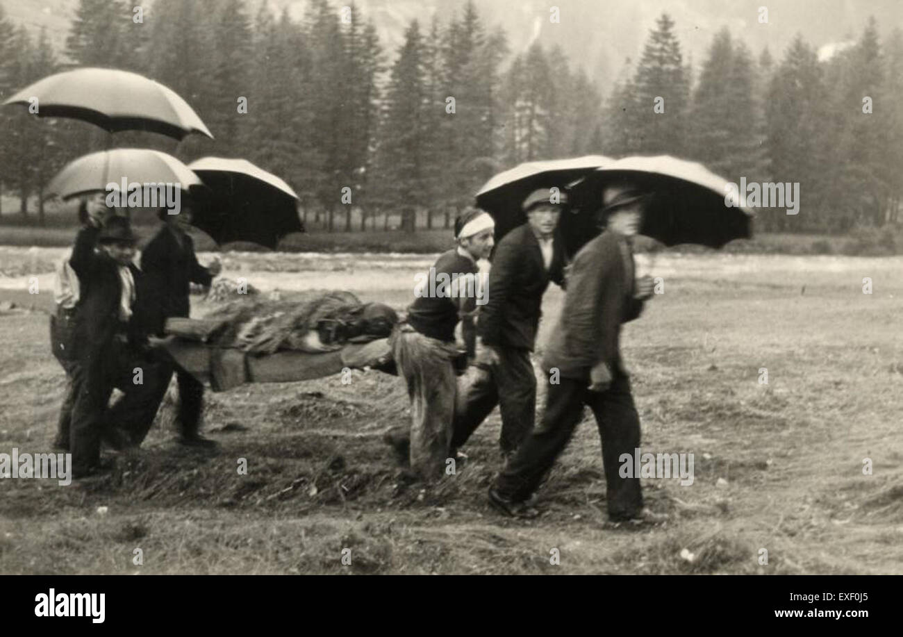 Emergency services scene crash hi-res stock photography and images - Alamy