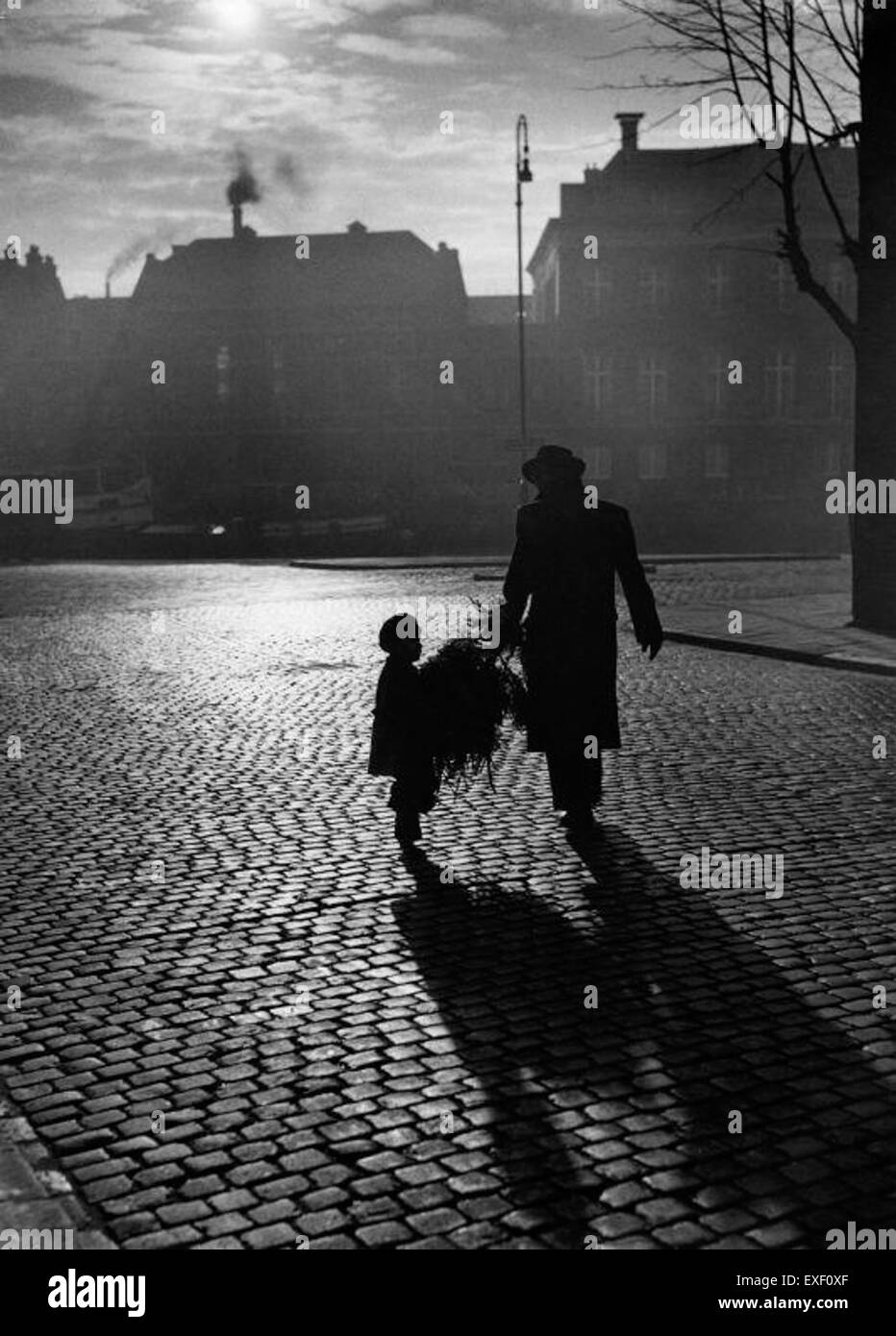 â€˜Vader en kind met kerstboomâ€™ is a Dutch painting depicting a ...