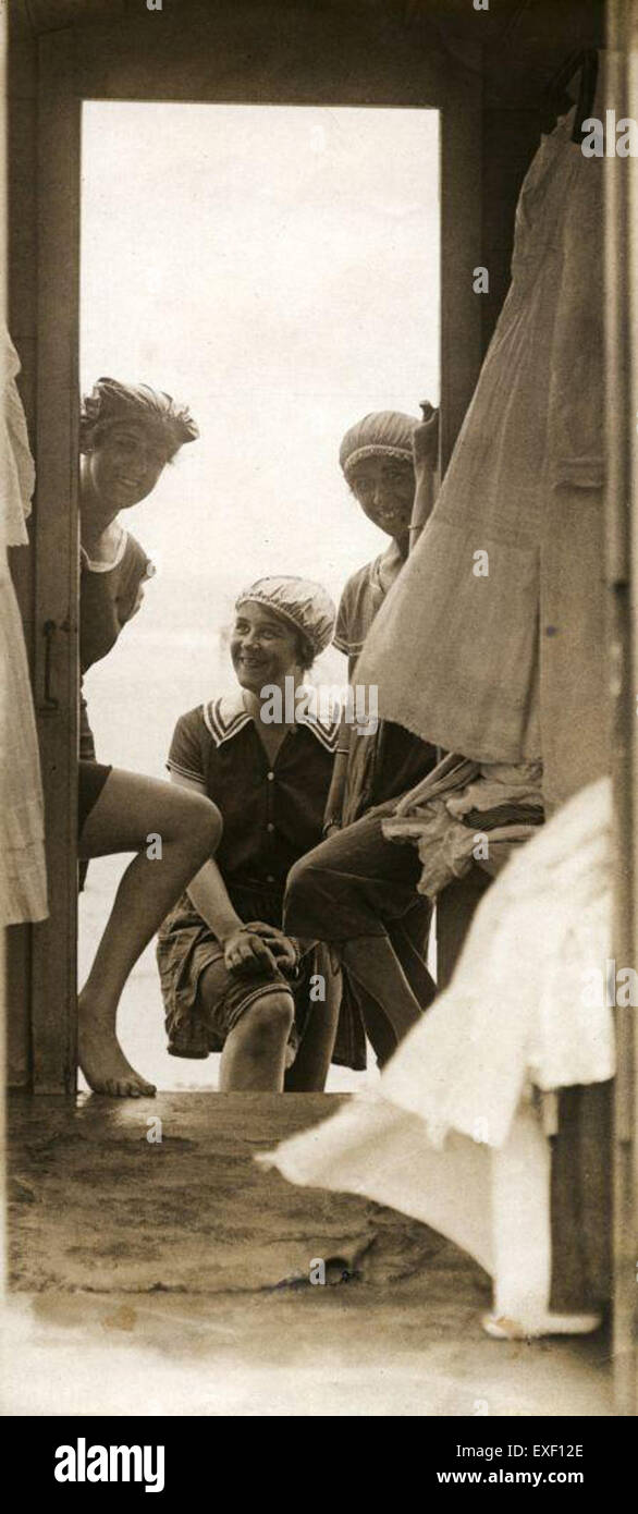 Victorian women bathing hi-res stock photography and images - Alamy