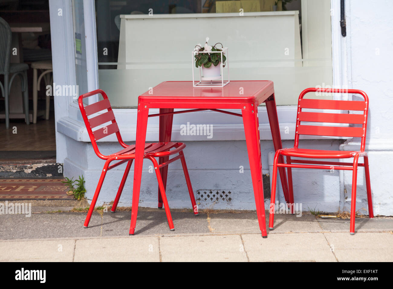 Pavement seats chairs hi-res stock photography and images - Alamy