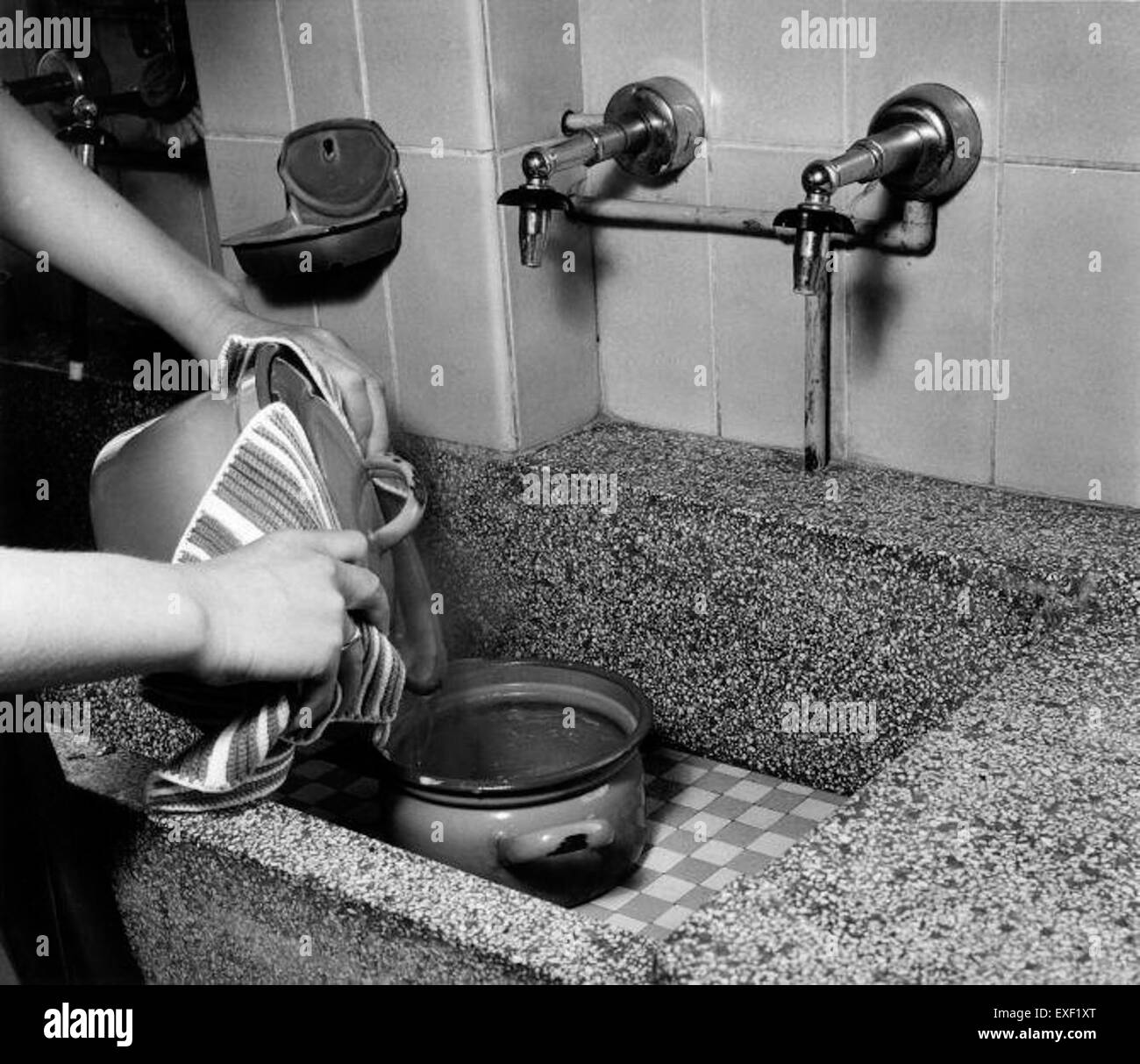 Afgieten kookwater Pouring off boiling water Stock Photo - Alamy