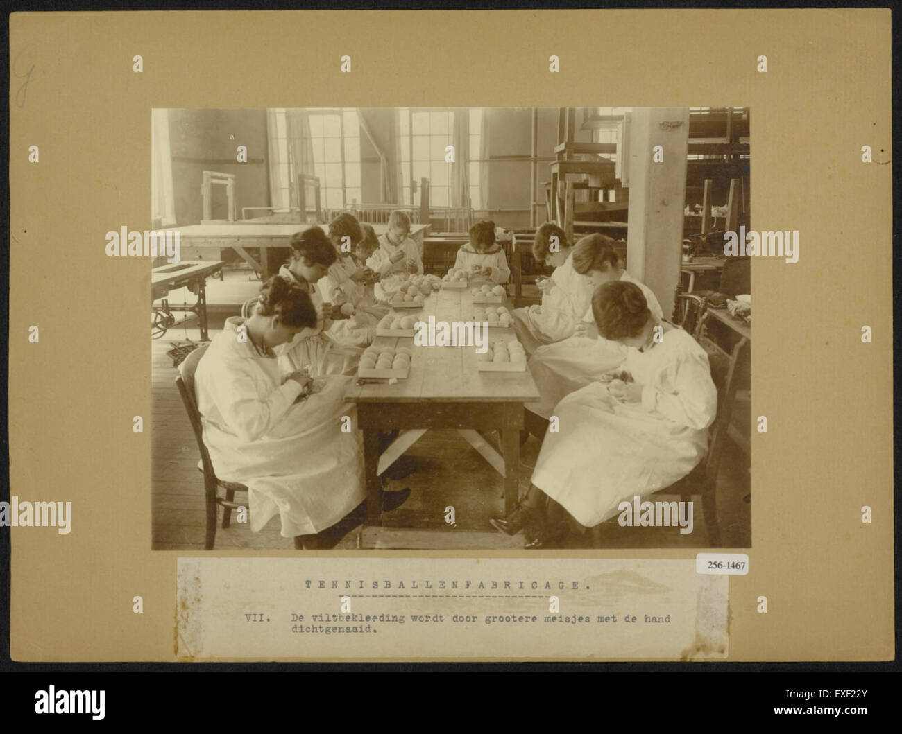 'Fabricage van tennisballen' portrays the manufacturing process of ...