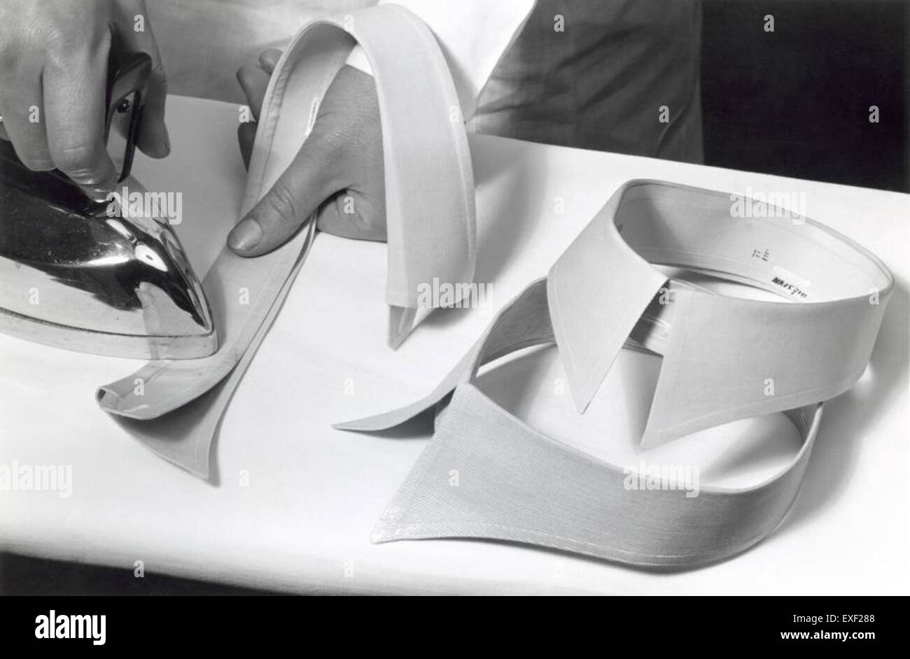 'Het stijven van boorden' is a historical Dutch painting that ...