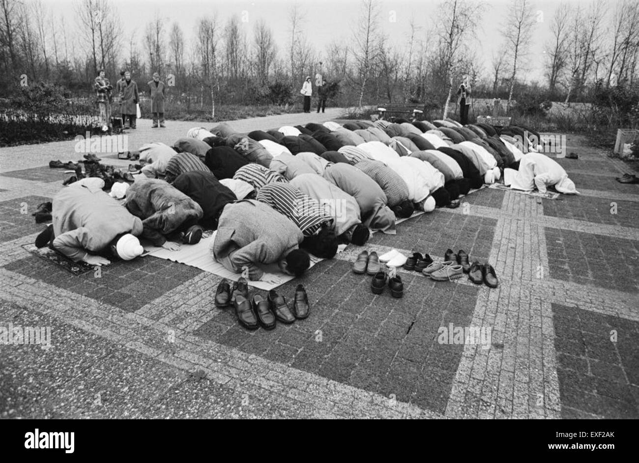 Ingebruikname Islamitische begraafplaats Praying Muslims (new Islamic ...