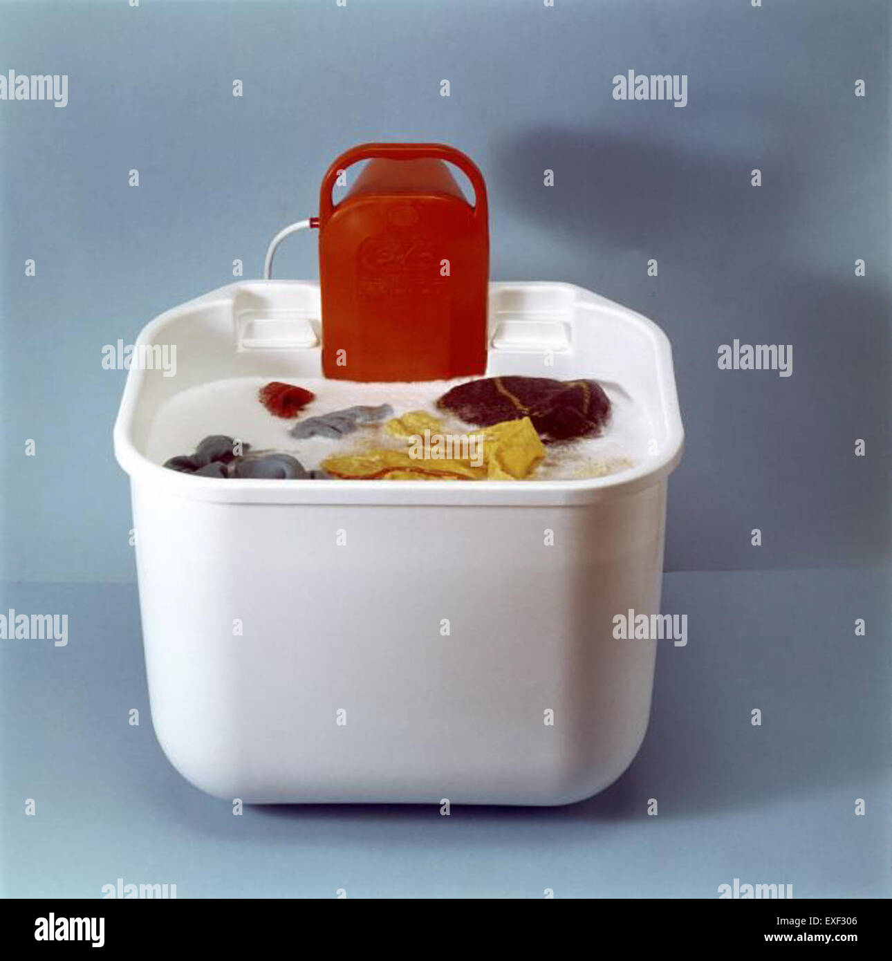 The image depicts a small washing machine, made from kunststoffen ...