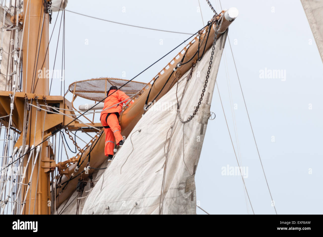 Navy climbing rigging sailor hi-res stock photography and images - Alamy