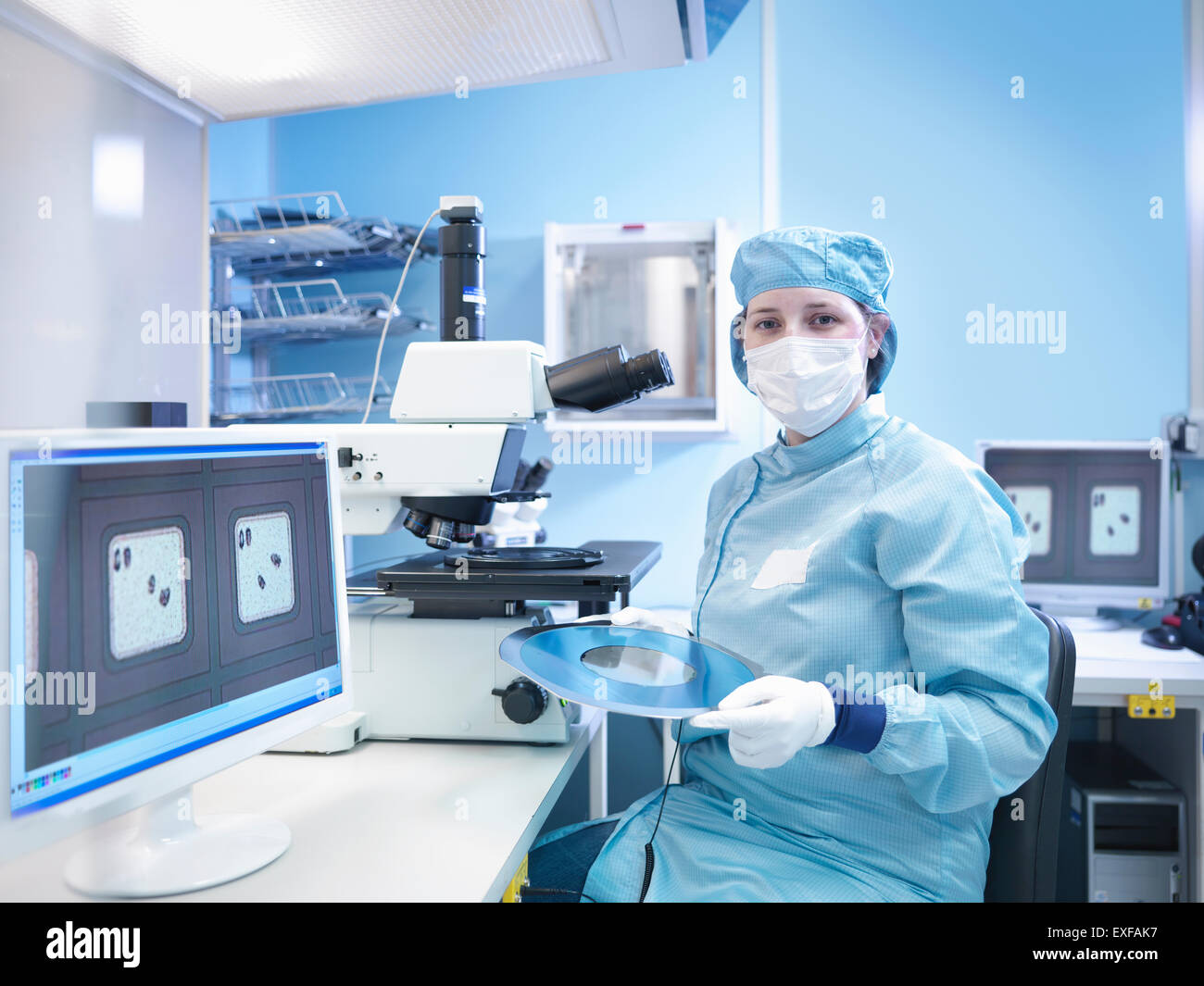 Silicon wafer in clean room hi-res stock photography and images - Alamy
