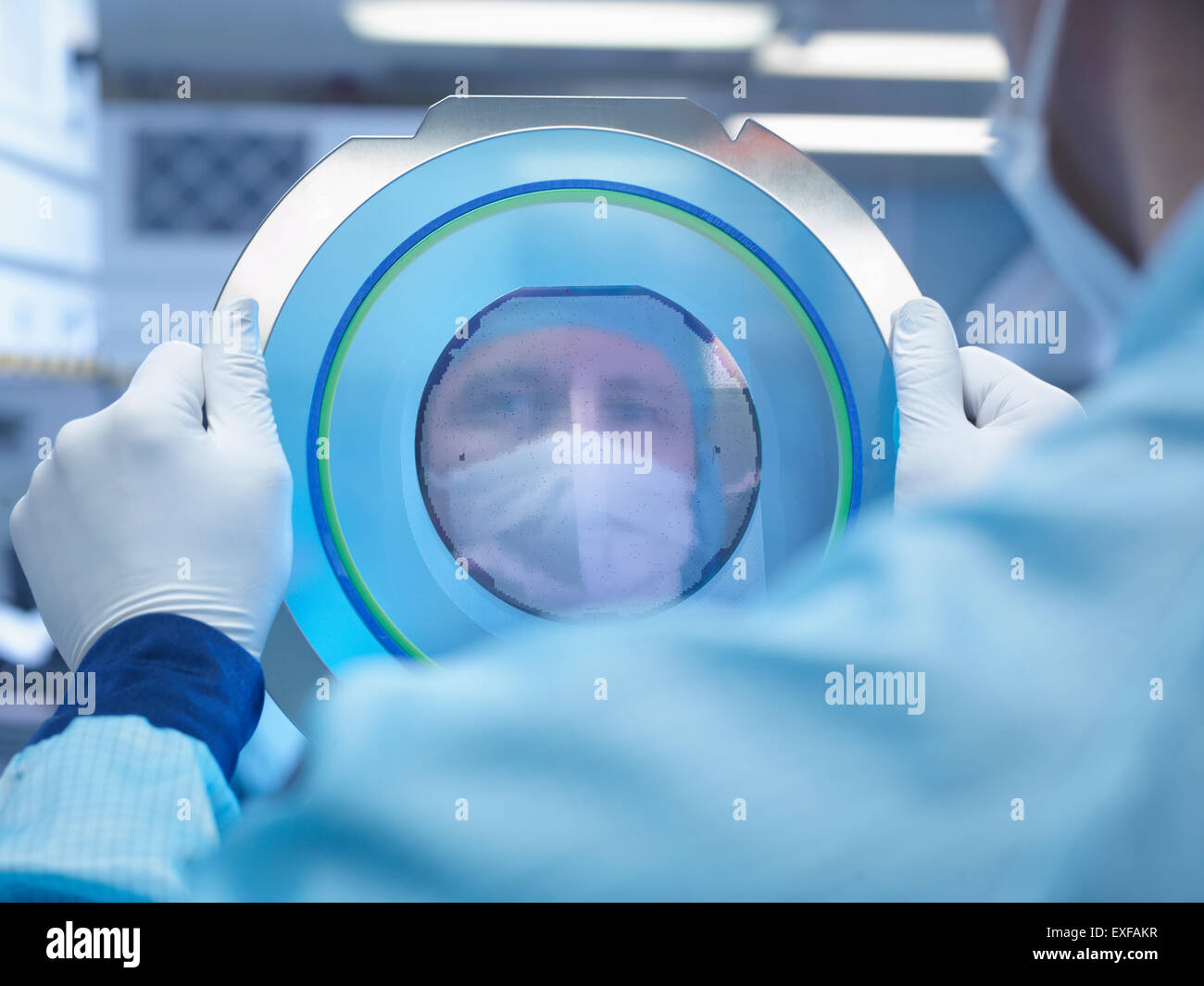 Silicon wafer in clean room hi-res stock photography and images - Alamy